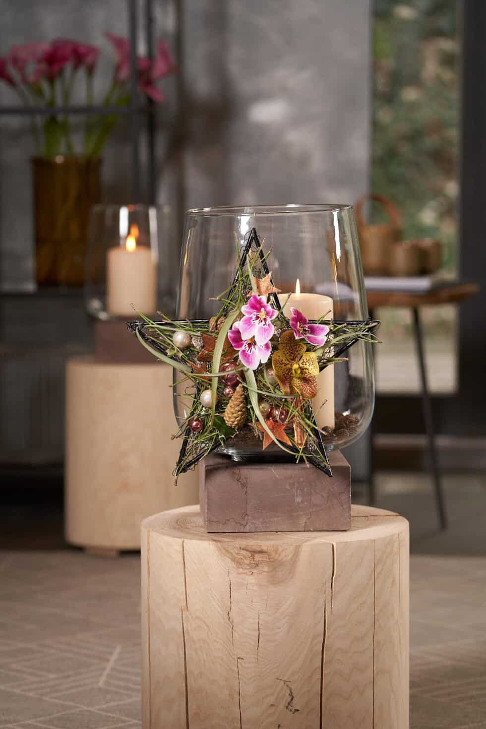 Accessoires floral dekoriert für die Weihnachtszeit - blooms.de